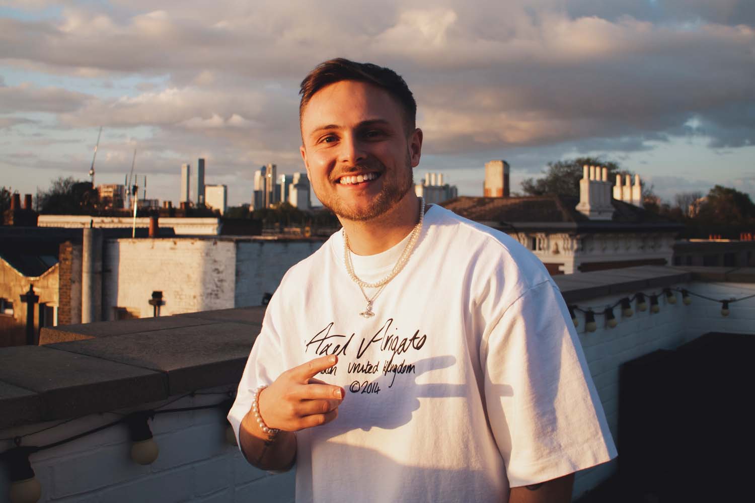 Lloyd Barwood Drops Hypnotic New Single “Praying to the Moon”